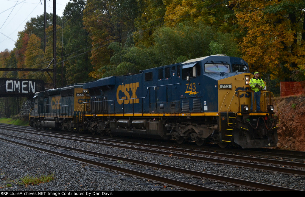 CSX ES44AH 743 trails on Q418-19